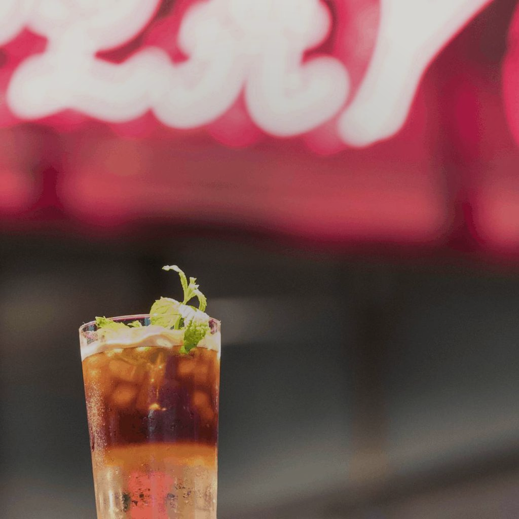 Cocktail, Planche mixte, Jeux et Ping-Pong • Moxy Bordeaux *** | Oferta ...